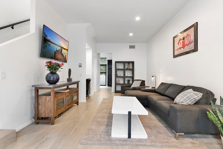 Santa Monica Adjacent Townhouse With 2 Car Garage - Santa Monica, CA