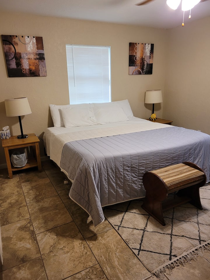 Large King Size Bedroom With Private Bathroom - Uvalde, TX