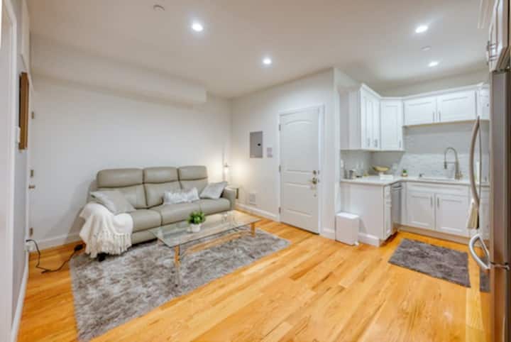 Luxury & Comfort! Modern 2 Bedroom + Free Parking! - Everett