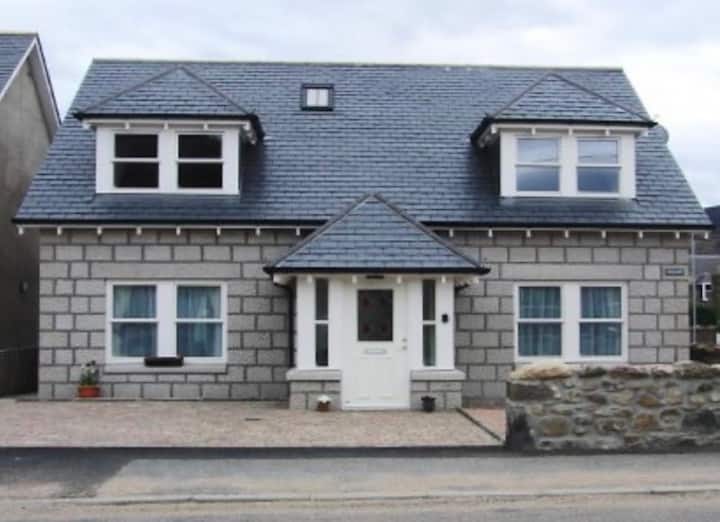 Bealach Holiday Home, Sleeps 8, Dog Friendly - 巴勒特