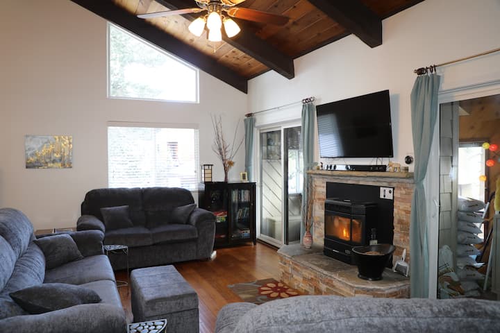 Walk To Canyon, 2 Car Garage, 2-bedroom Plus Loft - Mammoth Lakes, CA