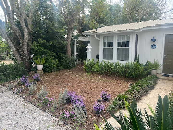 House With Separate Guest Cottage On Property - Laguna Beach, FL