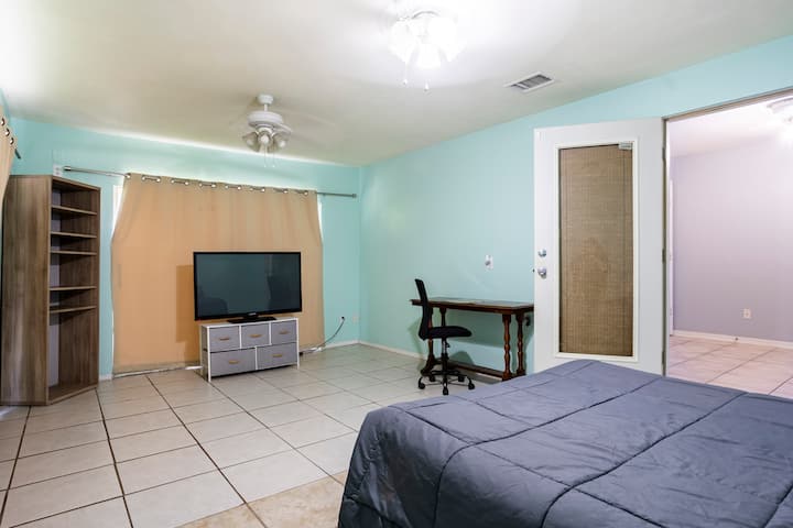 Big Room Plus Bonus Room By Uf/shands Fast Wi-fi - Gainesville, FL