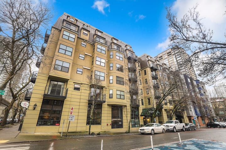 Beautiful Top Floor Loft In The Heart Of The City - Seattle, WA