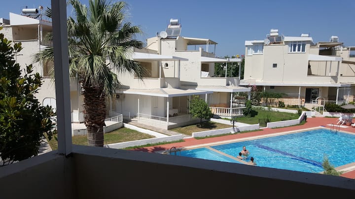 Denize Yakın Geniş Bahçeli Havuz Başı 3+1 Villa - Davutlar