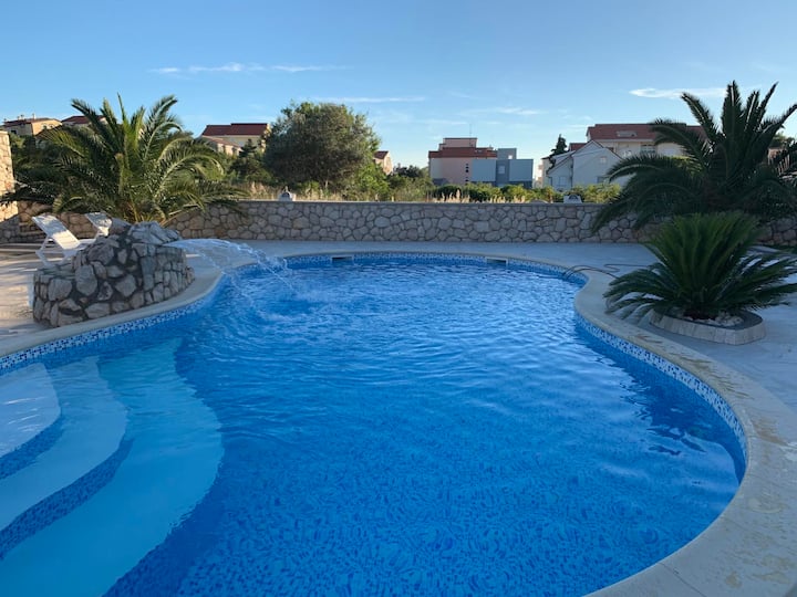 Apartma V Centru Novalje Z Bazenom - Pag