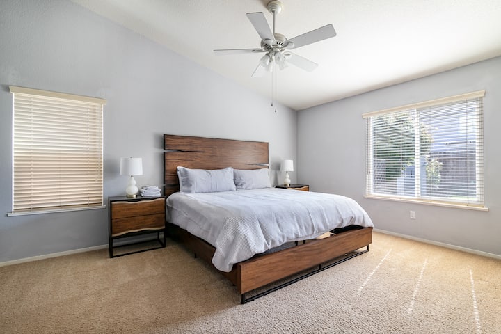 Sunny Cozy House Near Sac Downtown And Airport - Sacramento, CA