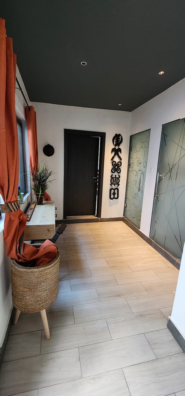 Califorina King Bed W/smart Home Features Near Osu - Accra