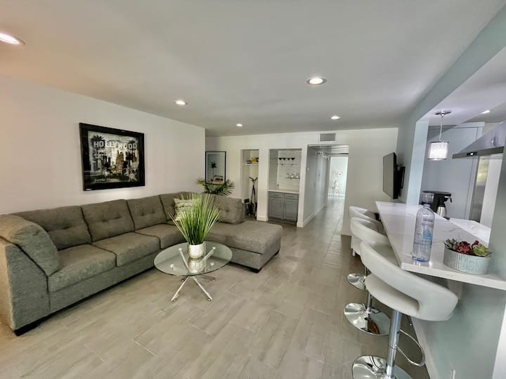 New 2bed 2bath Calabasas Condo, Near Commons Shop. - Calabasas, CA