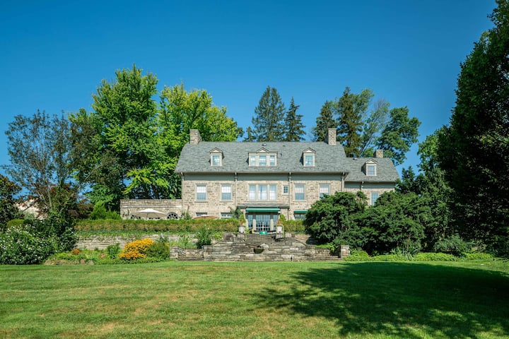 Historic 8 Bdrm, 3 Story Mansion, Pool, Basketball - Bryn Mawr, PA