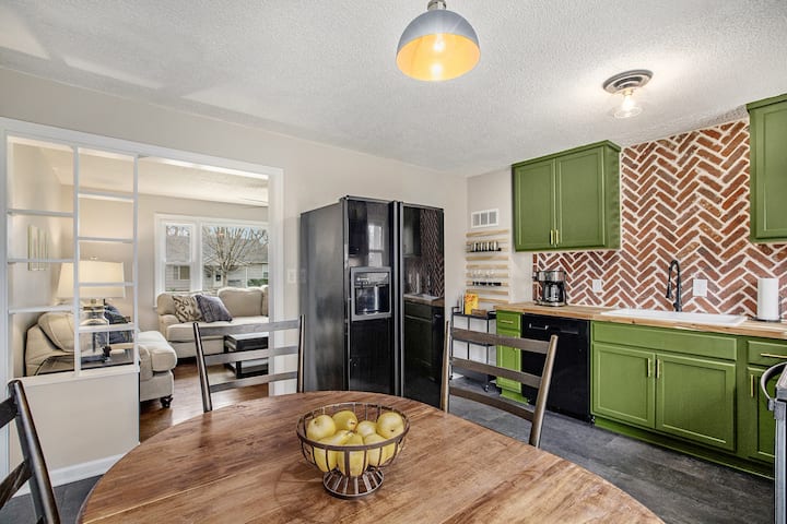 Kc Urban Oasis W/ 8ft Fence & Unique Kitchen - Overland Park, KS