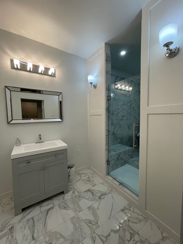 3 Bedroom W/ Fireplace & Marble Accents Throughout - Thunder Bay