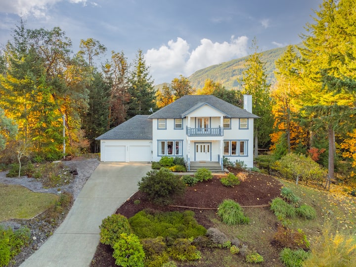 Charming Country Living With Mountain Views - Ladysmith, Canada