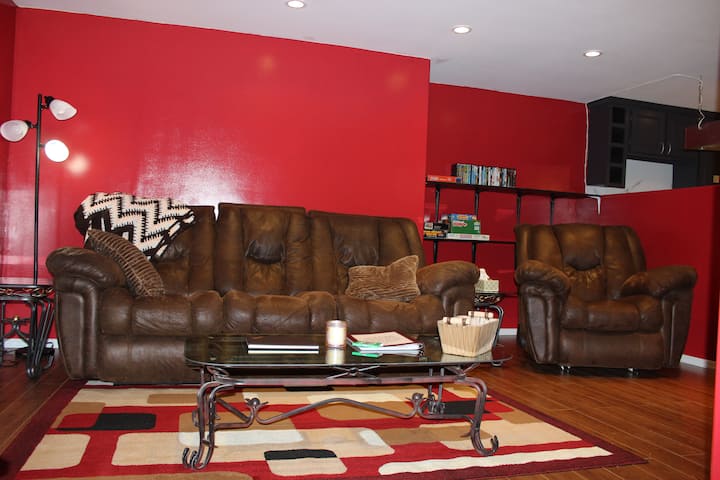 Comfortable 2 Bedroom Home Away From Home - Regina