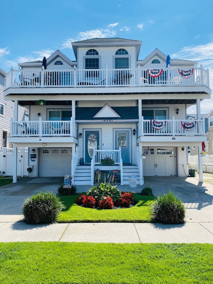 4 Br / 2.5 Ba, Beach Block, Decks, Garage, Parking - Avalon