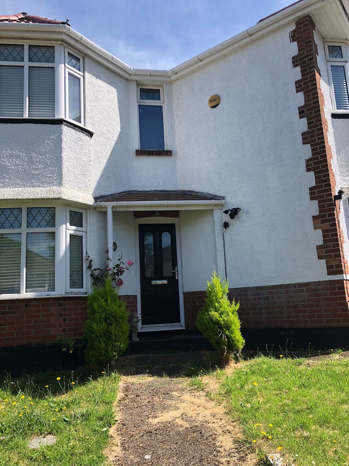 Detached Home In Dorset - Poole