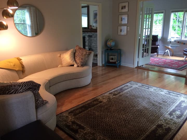 Cheerful 4-bedroom Home On A Quiet Street - Bloomington, IN