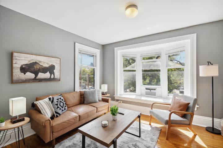 Dog Friendly Top Floor 2bd Near Park, Renovated - Denver, CO