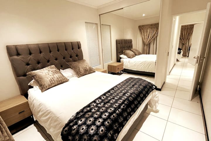 New, Luxurious & Clean Fourways Apartment - Chartwell