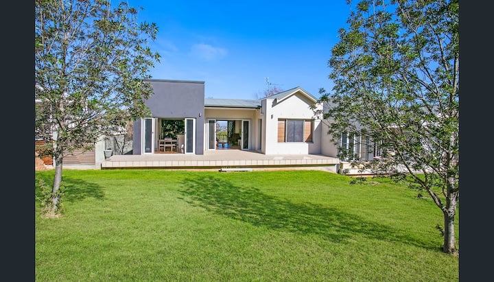 "123 Fitzroy" 4 B/room Townhouse Overlooking East! - Tamworth