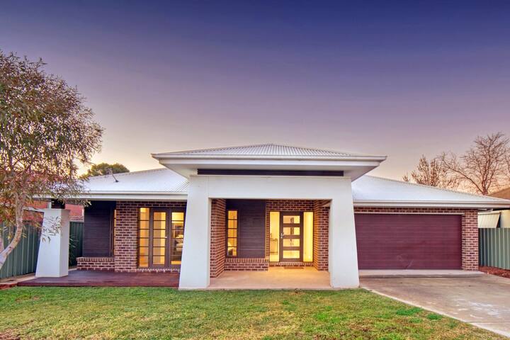 Modern Spacious Home In The Medical Precinct Wagga - Wagga Wagga