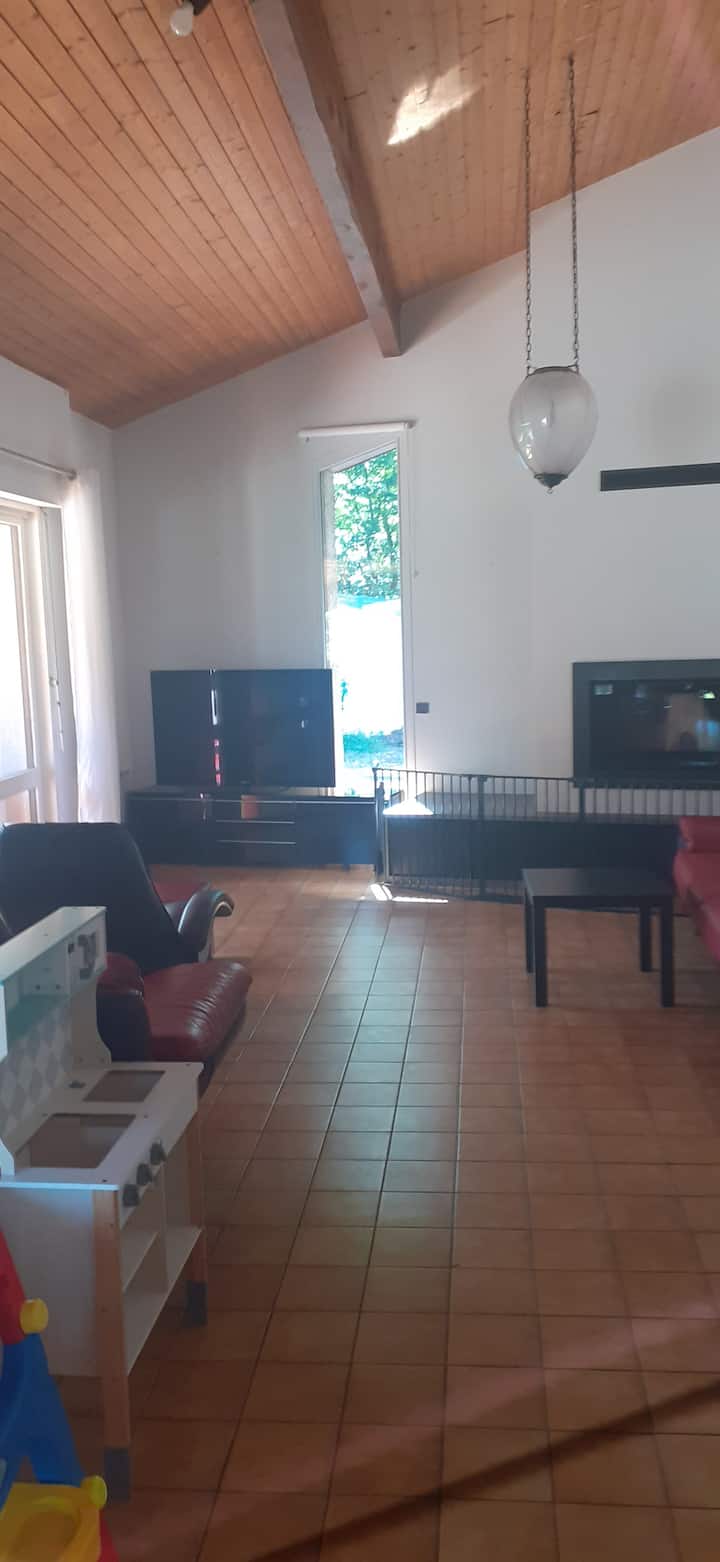 Maison Chaleureuse Avec Cheminée - Challes-les-Eaux