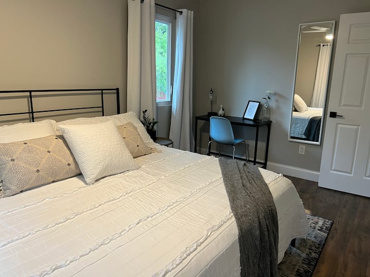 Family Friendly Dtsp 2/1 Neighborhood Apt - St. Petersburg, FL