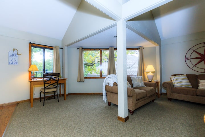 Villa In The Woods With Swimming Dock, Boat Slip, No Wake Cove And Pool! - Lake Ozark, MO