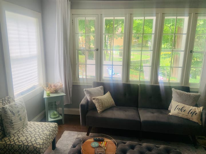 Cute Quiet Lakeside Cottage - Oconomowoc, WI