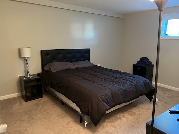 Charming Large Bedroom W/tv, Mini-fridge, & Closet - Maryland