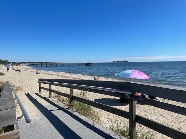 Adorable Walnut Beach Cottage - Milford, CT
