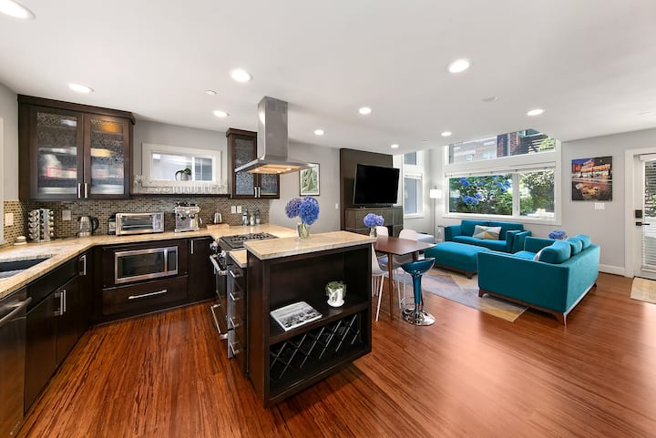 Stylish Queen Anne Townhouse With Rooftop Deck. - Seattle, WA