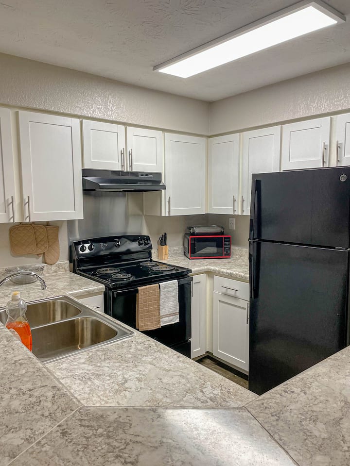 Cozy Getaway: 2 Bedroom & 2 Bathroom Condo - Sandy Springs, GA