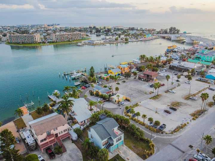 Boardwalk Bungalow - Johns Pass & Beach Steps Away - Madeira Beach, FL