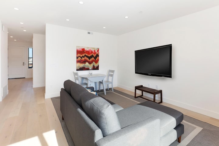 Work Friendly 1 Bedroom With Rooftop Deck - San Francisco, CA