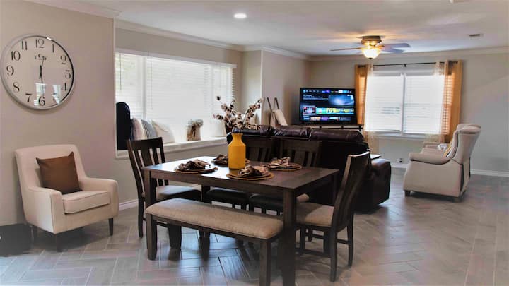 Rustic Tx Charmer Near Tech & Hospitals Sleeps 12 - Lubbock, TX