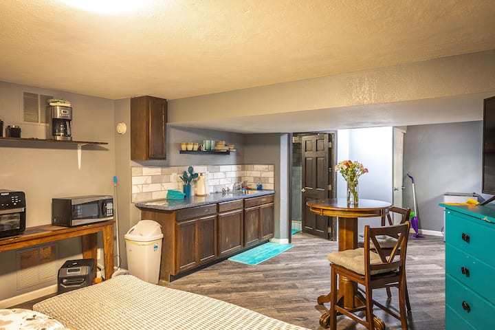 Beautiful Suite, Private Entrance , A/c N Pets - Colorado Springs, CO