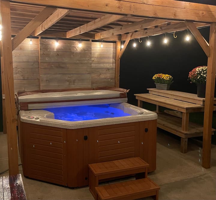 Family Fun Basement Retreat W/ Hot Tub Near Dining - オマハ, NE