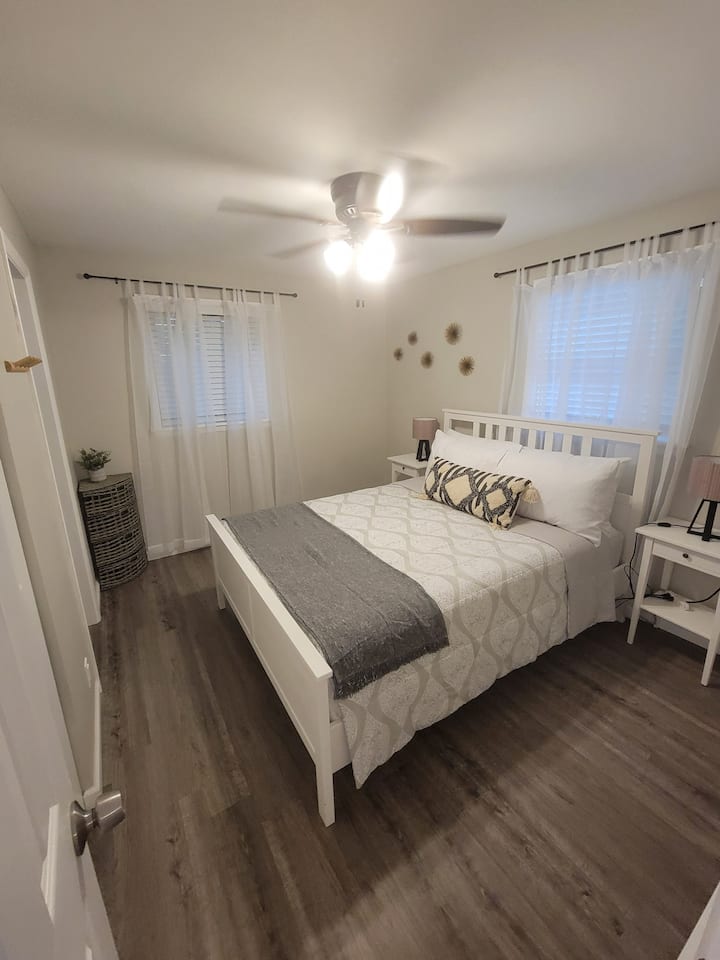 Hotel Del Coronado! (E) - Near Downtown & Campus! - Champaign, IL