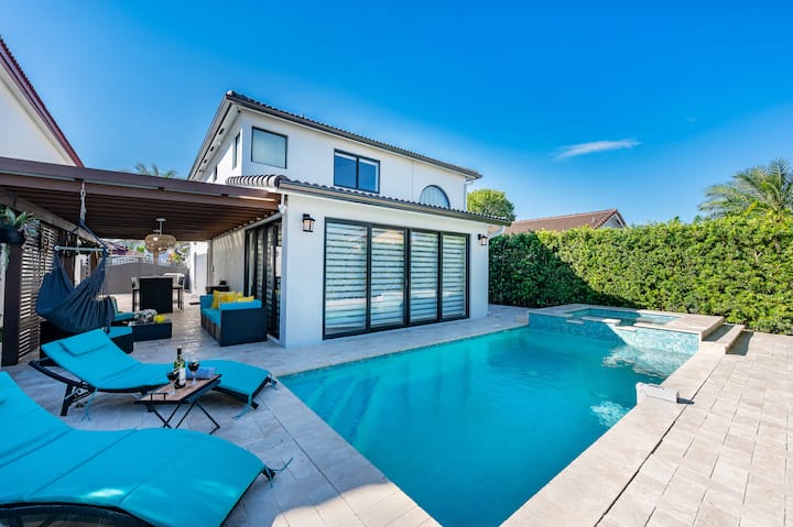 Stylish Miami Home • Pool + Game Room • Sleeps 8 - Florida Keys, FL