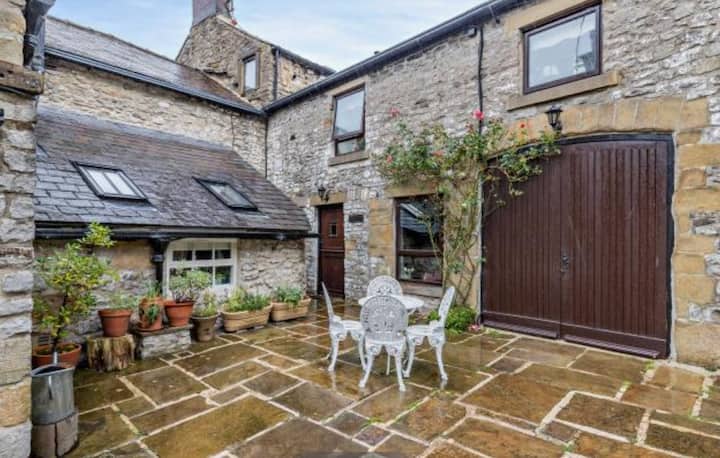 17th Century Limestone Cottage With Log Burner - Castleton