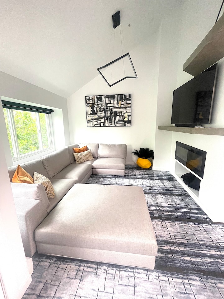 Modern & Unique Pearl Street Condo - Boulder, CO