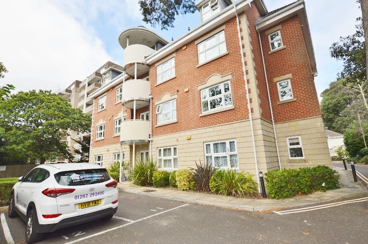 3 Bedrooms, Close To Beach, Town + Private Parking - Bournemouth