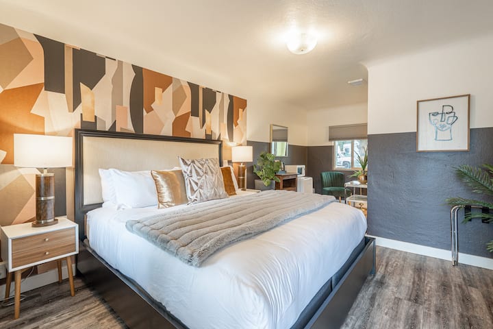 B. Abstract: Professional Design + King Bed! - Bandon, OR