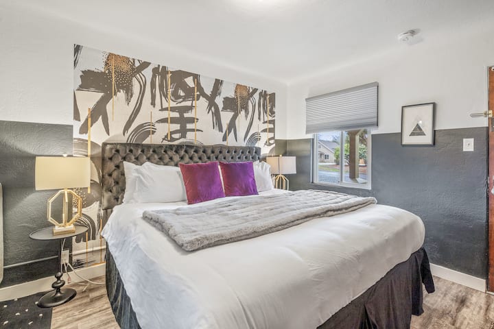 B. Fresh: Feel Creative In This King-sized Rm!! - Bandon, OR