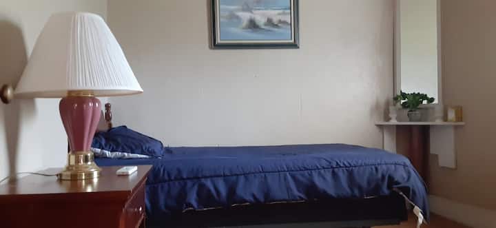 Sleeping Bedroom With Communal Kitchen/tv Bathroom - Sam Parr State Park, Newton