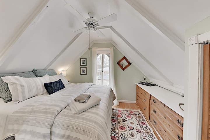 Almost Paradise
Charming Two Bedroom Cottage - Oak Bluffs, MA