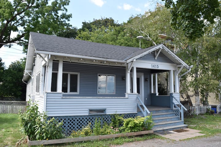 Beautiful 2 Bedroom Home With Views Of The Lake. - Burlington