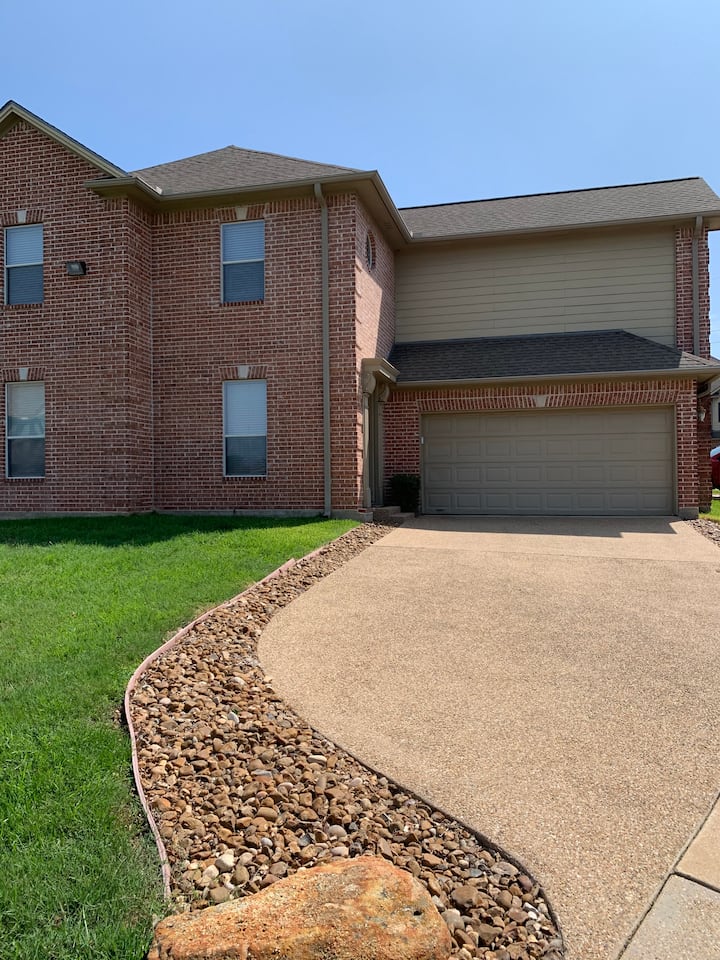 Aggie Family Owned 4 Bedroom Townhouse - Bryan