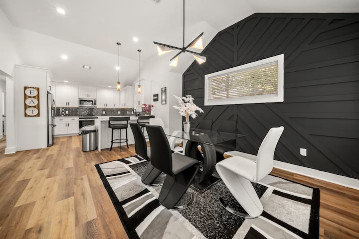 Spacious -4 Bedroom With Private Basement Suite’ - Atlanta